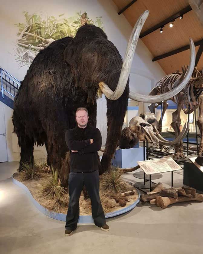 Paleo kunstenaar| sculptor Jaap Roos maakt realistische modellen