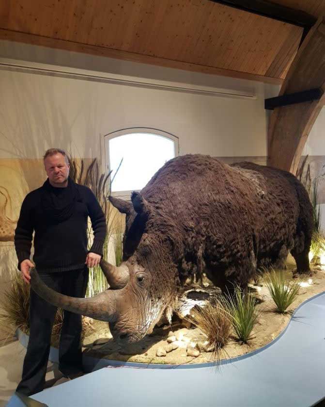 Paleo kunstenaar| sculptor Jaap Roos maakt realistische modellen